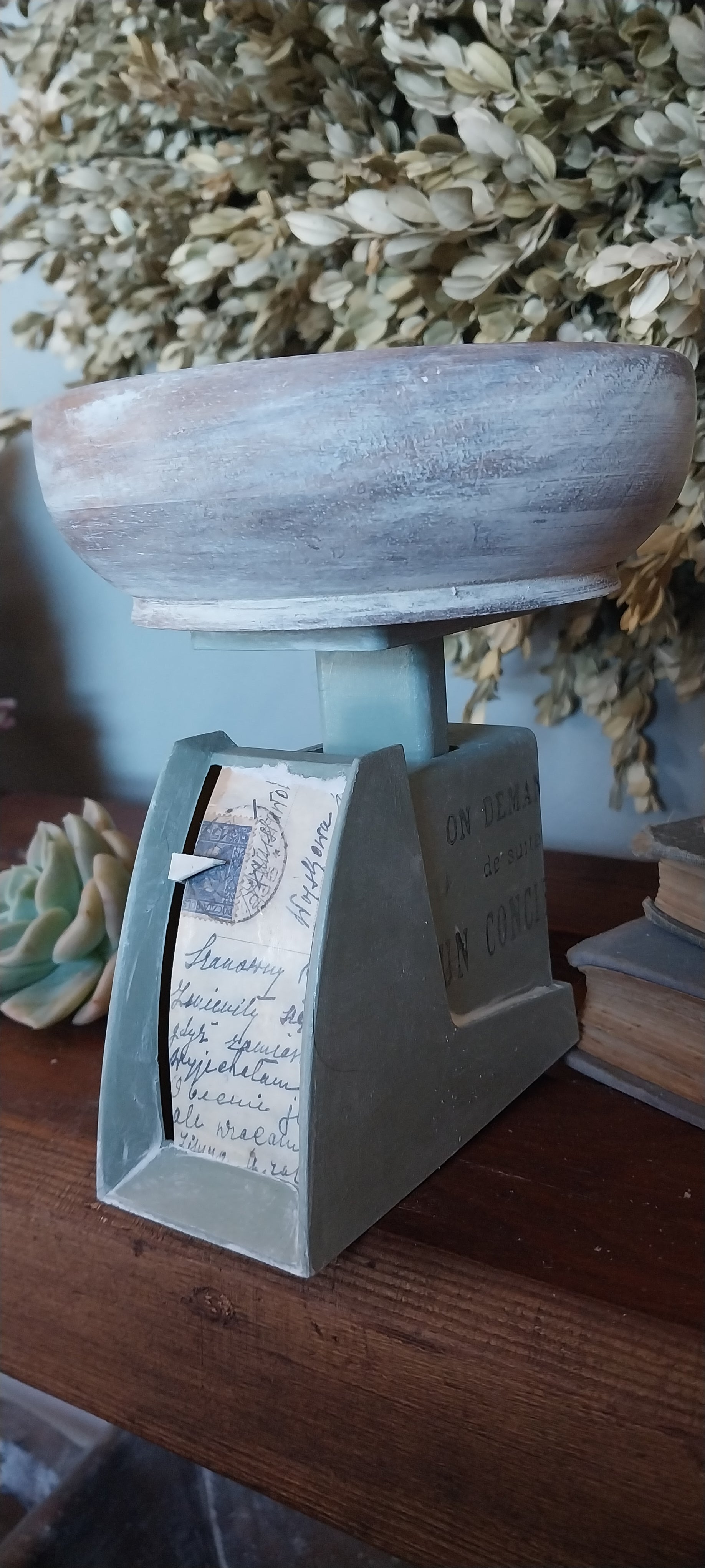 Small painted plastic scale with wooden bowl 14.5 x 12cm – SMUK KREATIEF